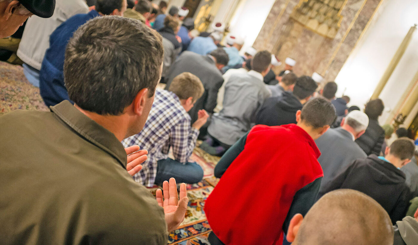The prayer of European Muslims - Islamic Times